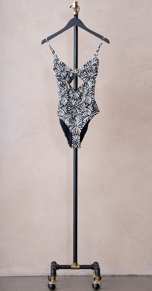 Cala De La Cruz Violeta One Piece Palma | Elizabeth & Prince